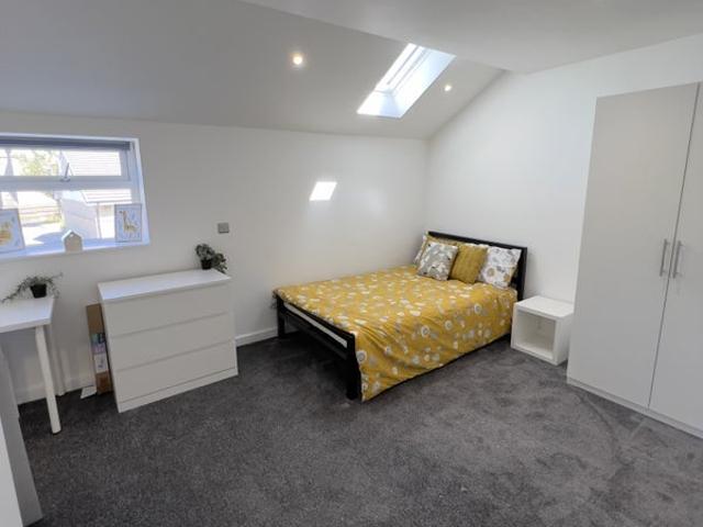 Room at Temple Street, Burnley