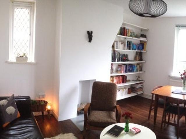 Room at Temple Street, Greater London