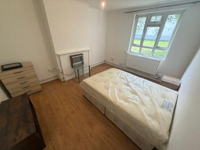 Room at Temple Street, Greater London