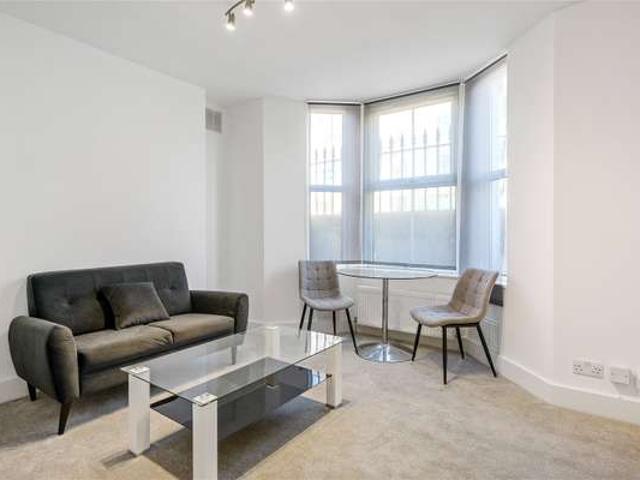 Room at Temple Street, Greater London