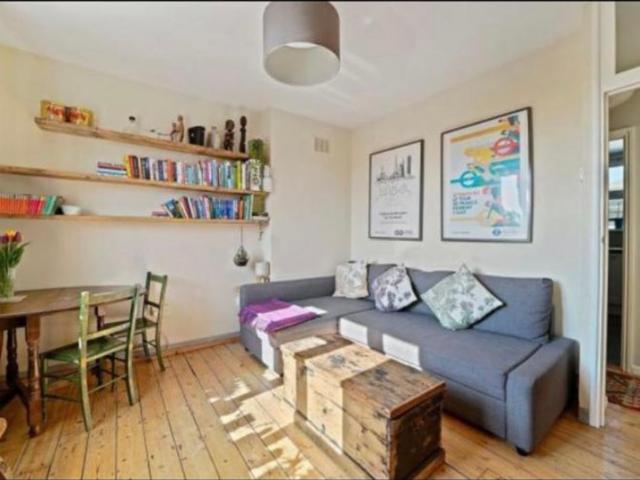 Room at Temple Street, Greater London