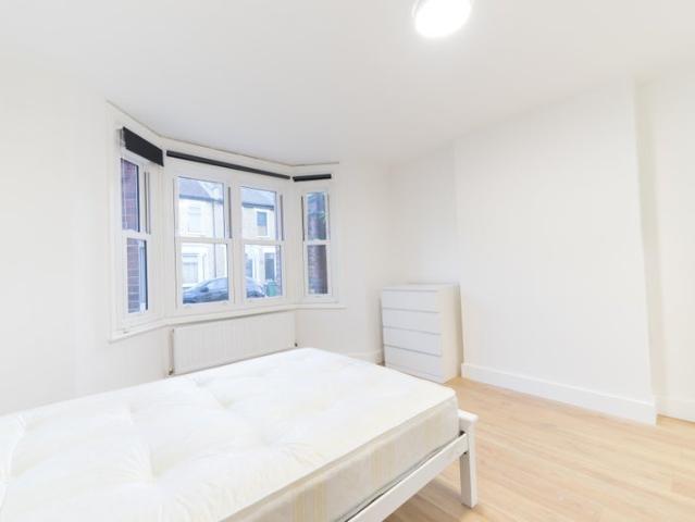 Room at Tennyson Road, Greater London
