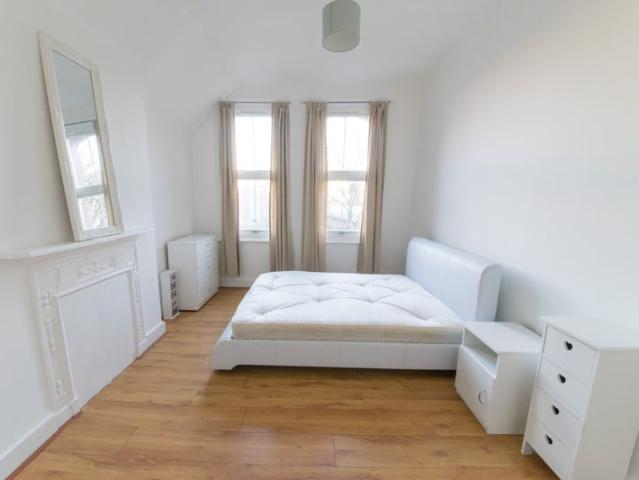 Room at Tennyson Road, Greater London