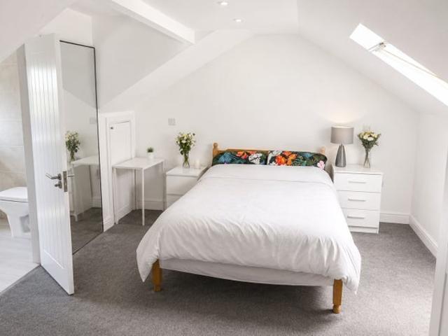 Room at Tenth Avenue, Bristol