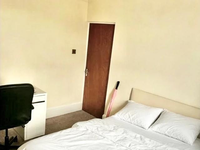 Room at Tewkesbury Terrace, Greater London