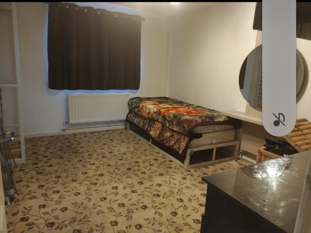 Room at Thames Mead, Elmbridge