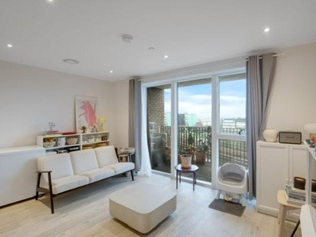 Room at Thames Road, Greater London