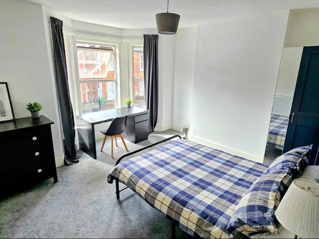 Room at Thackeray Road, Southampton