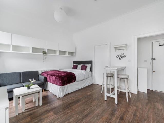 Room at The Avenue, Greater London
