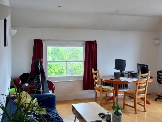 Room at The Avenue, Greater London