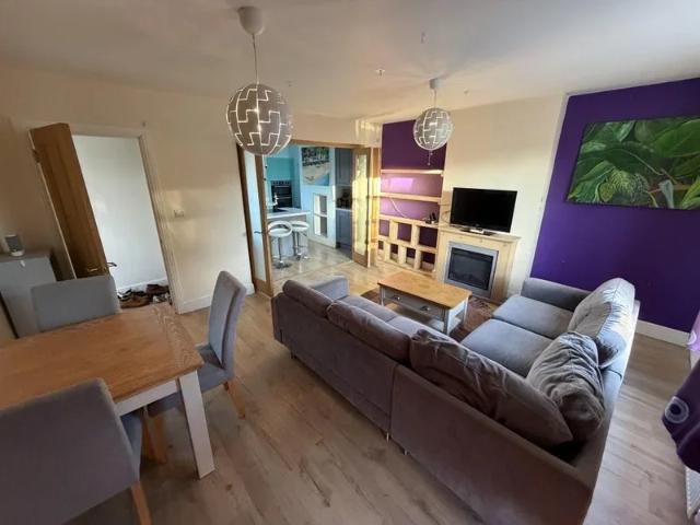 Room at The Broadway, Elmbridge