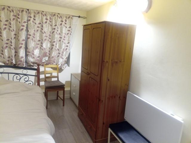 Room at The Broadway Shopping Parade, Sandhurst