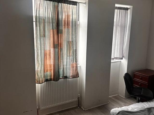 Room at The Broadway Stoneleigh, Epsom and Ewell