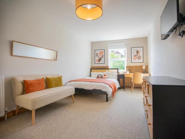 Room at The Crescent, Eastleigh