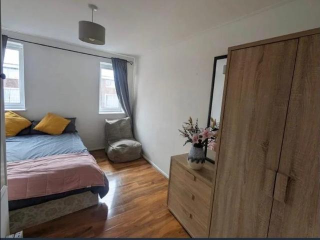 Room at The Larches, Luton