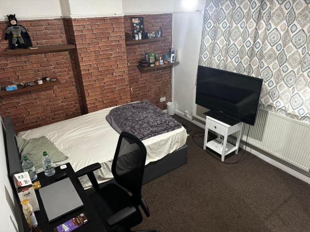 Room at Thelwall Avenue, Manchester