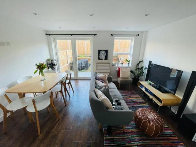 Room at Third Avenue, Greater London