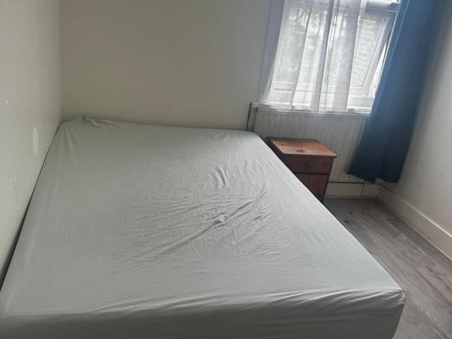 Room at Third Avenue, Greater London