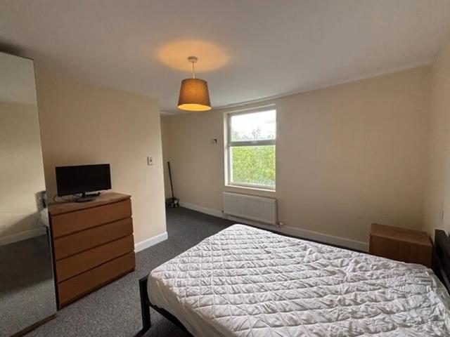 Room at Third Avenue, Nottingham