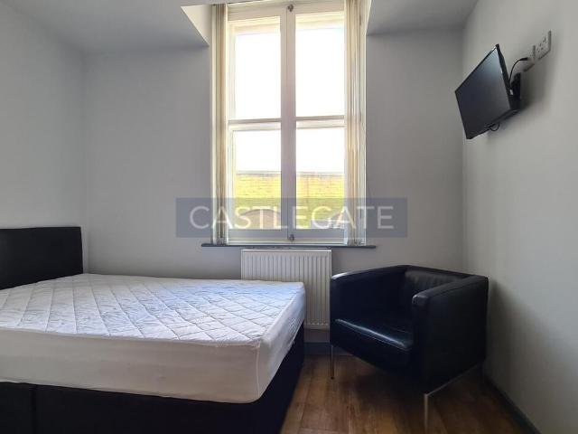 Room at Threadneedle Street, Huddersfield