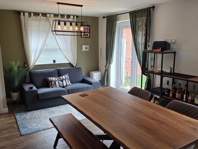 Room at Tiberius Gardens, Ashfield
