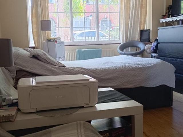 Room at Tilehurst Road, Greater London
