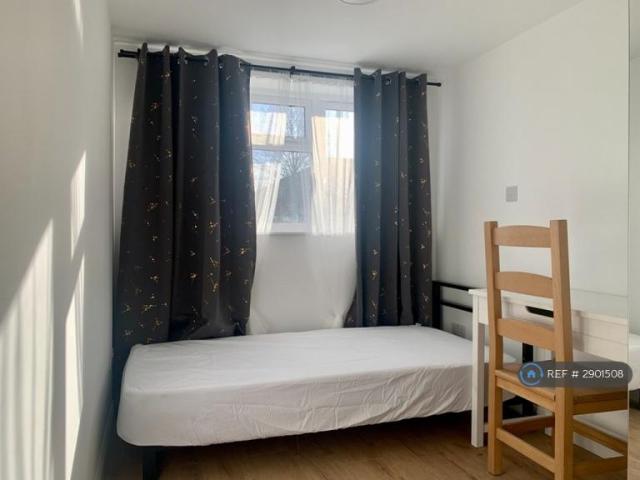 Room at Tiverton Way, Cambridge