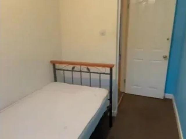 Room at Tolworth Broadway, Greater London
