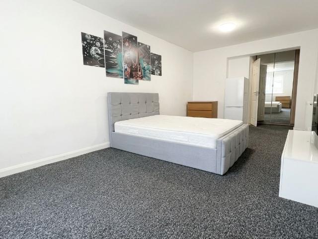 Room at Tomswood Hill, Greater London