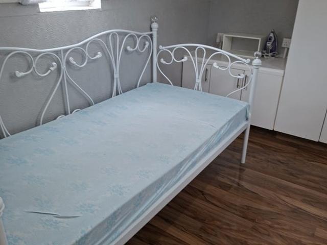Room at Toronto Avenue, Greater London