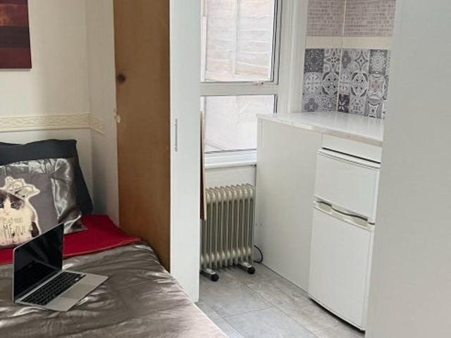Room at Toronto Avenue, Greater London