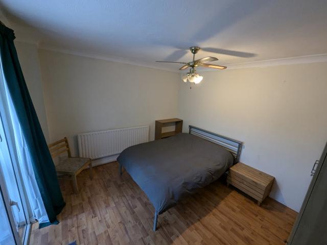 Room at Townpath from London Road to Freemantle Road, Surrey Heath
