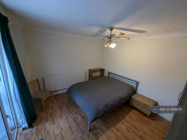 Room at Townpath from London Road to Freemantle Road, Surrey Heath