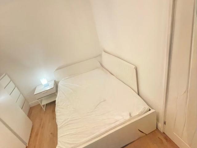 Room at Tranton Road, Greater London