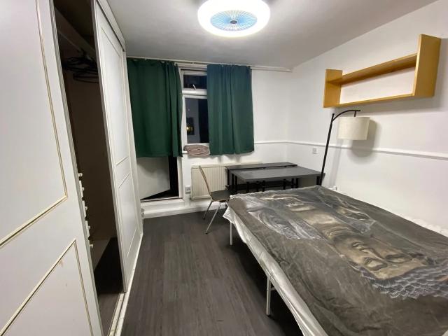 Room at Tranton Road, Greater London