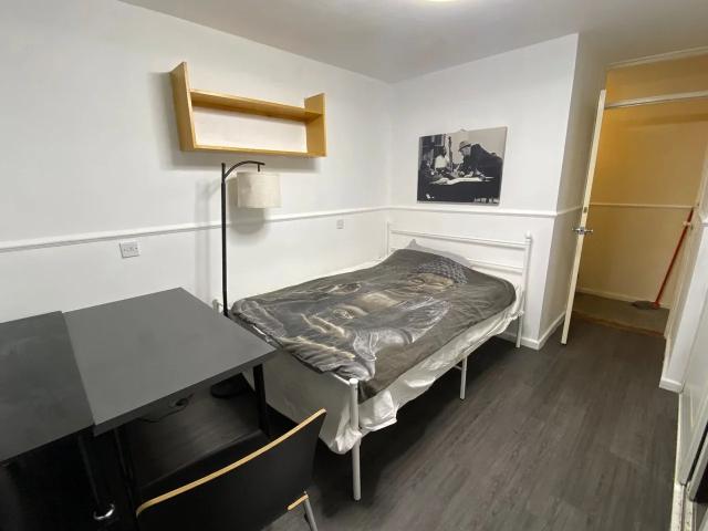 Room at Tranton Road, Greater London