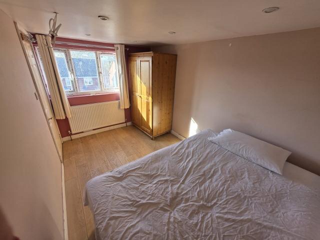 Room at Trent Road, Slough