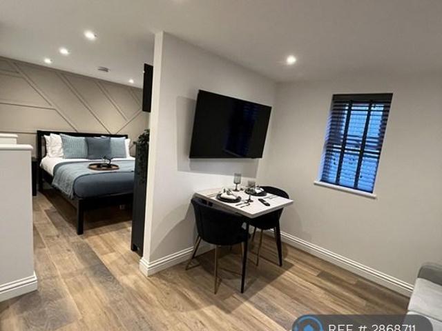 Room at Treetop Close, Luton