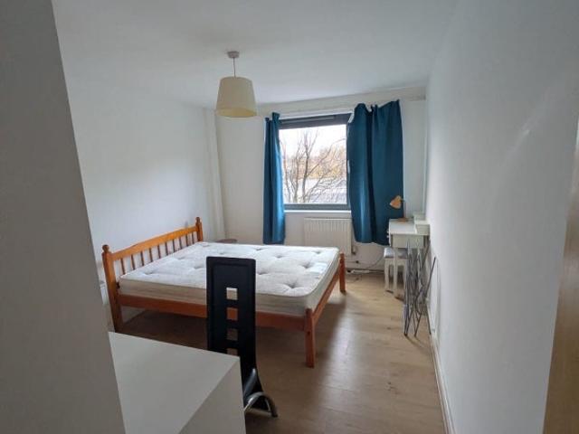 Room at Triangle Road, Greater London