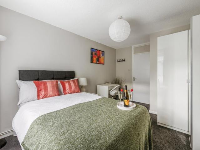 Room at Trumpers Way, Greater London
