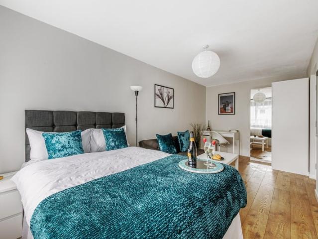 Room at Trumpers Way, Greater London