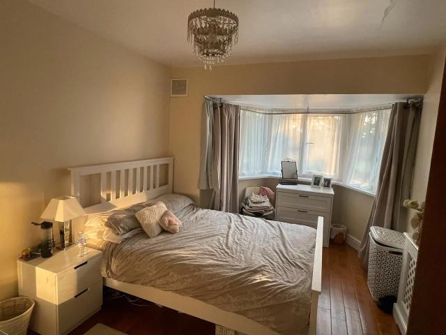 Room at Underwood Road, Greater London