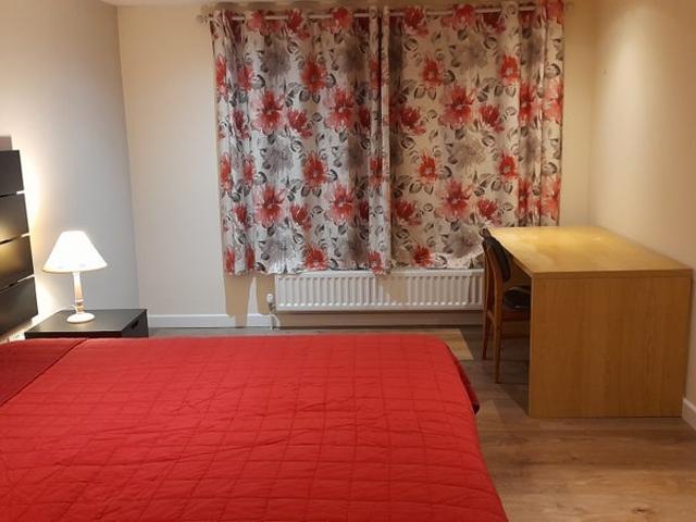 Room at Valley Road, Greater London