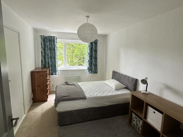 Room at Valley Road, Greater London