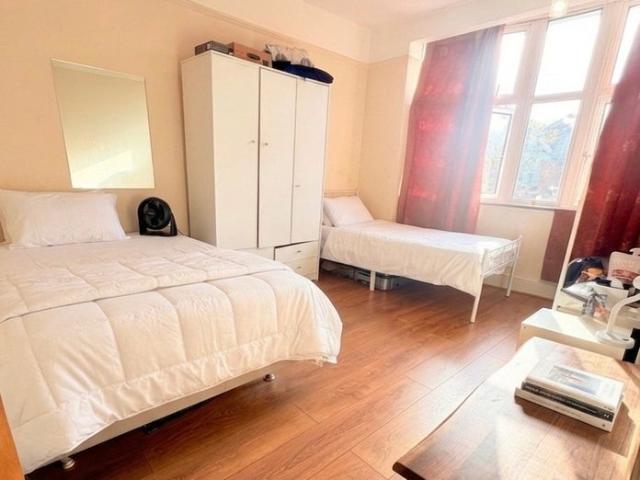 Room at Valley Road, Greater London