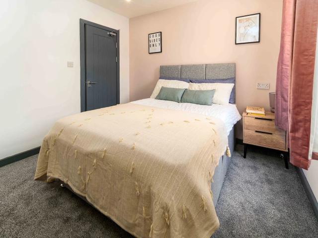 Room at Valley Road, Royton