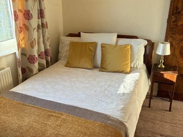 Room at Valley Road, Trafford