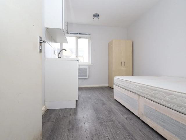 Room at Varcoe Gardens, Greater London