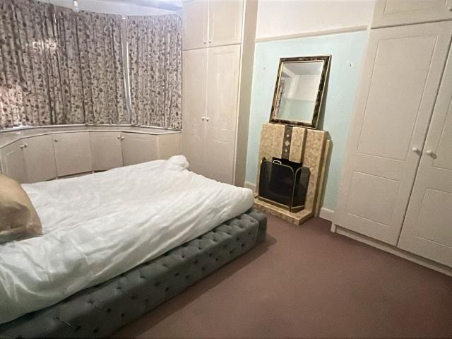 Room at Vaughan Gardens, Greater London
