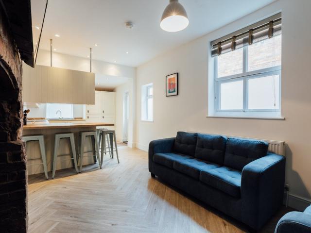 Room at Vermont Street, Hull